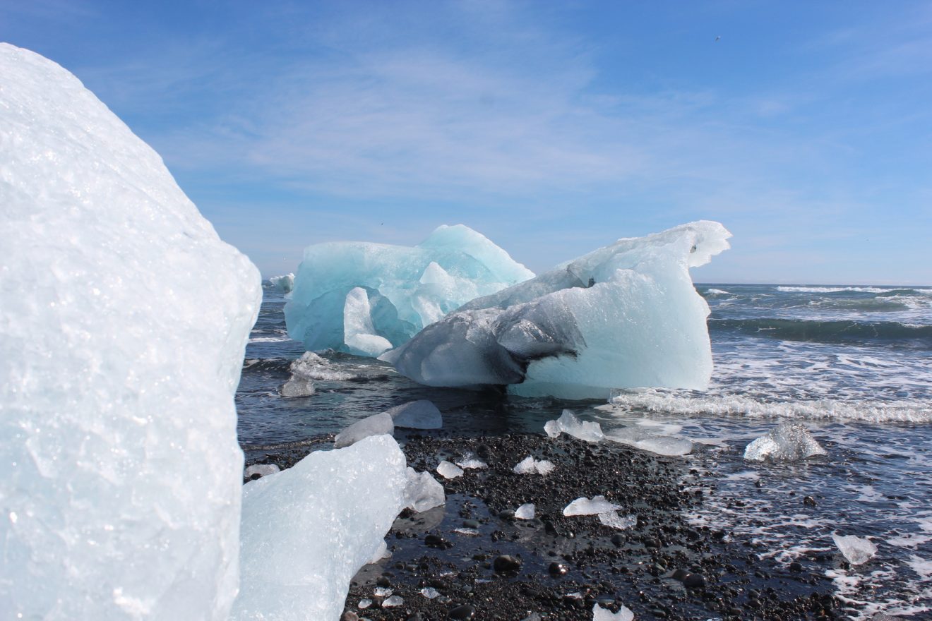 The Arctic Circle: A frozen land atop the Earth - Littlegate Publishing